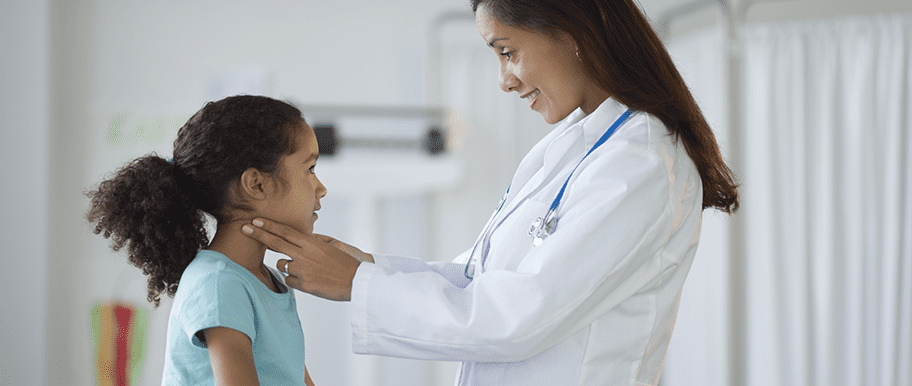 Oreillons : causes, symptômes, et traitement